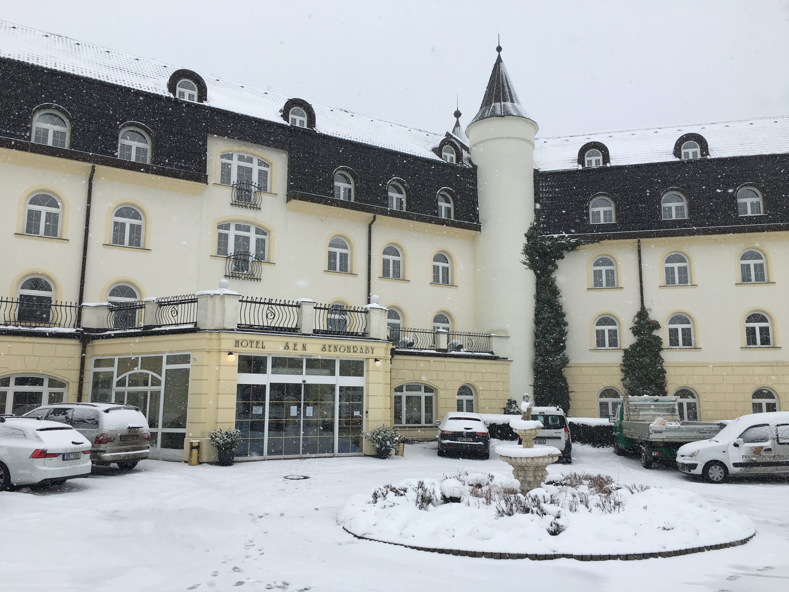 Závěsný platební automat v Infinit Sen Senohraby - CZECH KIOSK